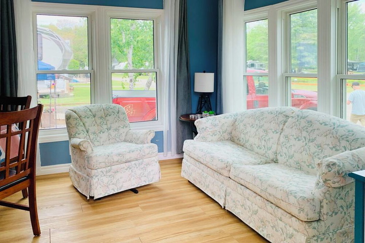 Two Bedroom Cottage On North Bay - North Bay