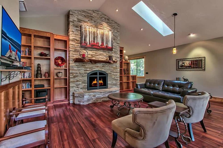 Lakeview Forest Home, Jacuzzi, Pool Table, Near Casinos & Beach. 2 Masters!! - South Lake Tahoe, CA