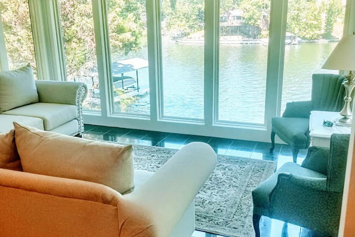 "Deja Blue" Lakeside Villa With Luxe Master Bedroom Views - Muscle Shoals, AL