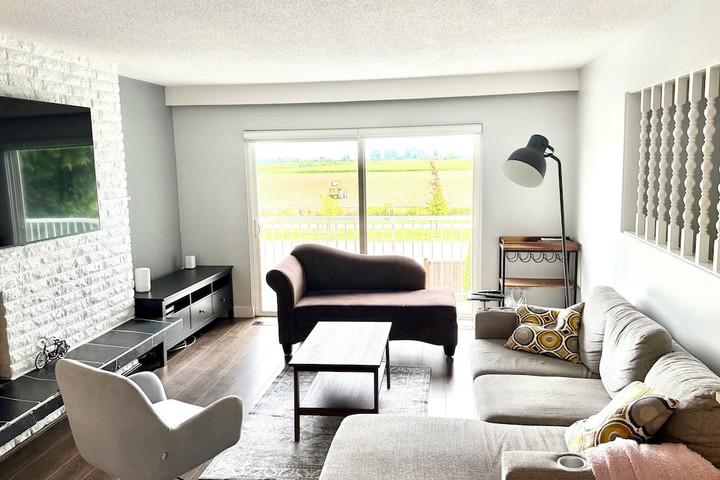 Cozy Sunny 3 Bedroom Located Directly Across From The Southlands Community - Tsawwassen