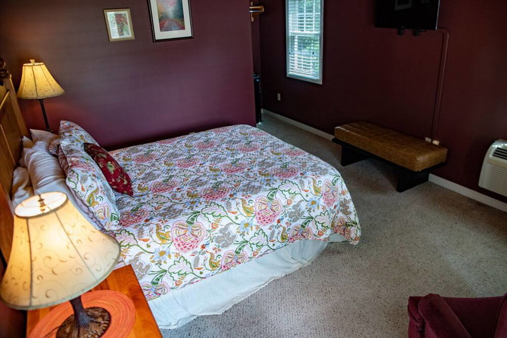 Welcome To The Historic Elk River Hotel & Cafe! Located Riverfront On The Beautiful Elk River, And Just 2 Miles From I-79, You Are Moments Away From All That The Sutton Area Has To Offer. Guest In Town To Enjoy The Gorgeous Outdoor Scenery And Recrea - West Virginia