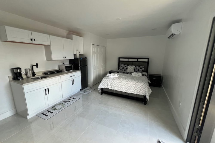 Chic Studio With Wifi And Ac In Vibrant Miami - Miami Gardens, FL