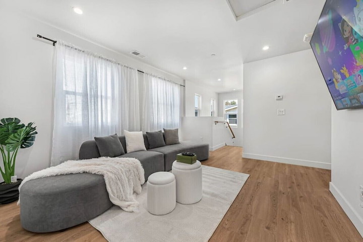 Spacious 6-br Home In Hayward With A/c &Parking - Hayward, CA