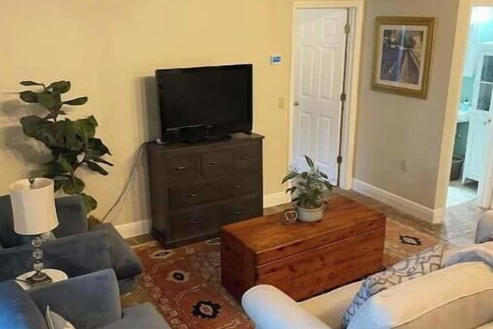 Lovely Guesthouse Near I10 With Enclosed Yard; Near I10 - Tallahassee, FL