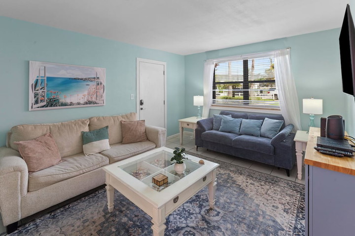 Beachside Condo.heated Pool.steps To Restaurants,shops, Shuffleboard, Grills - St. Petersburg, FL