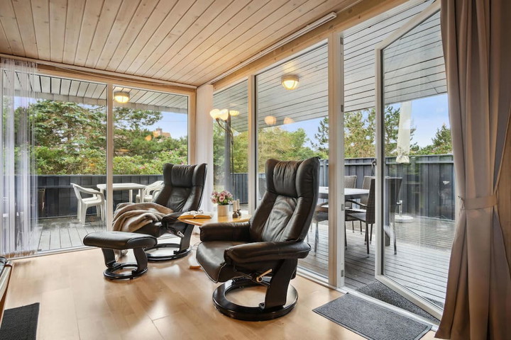 Appartement En Rez-de-chaussée De Villa Avec Terrasses Et Piscine - Le Beausset