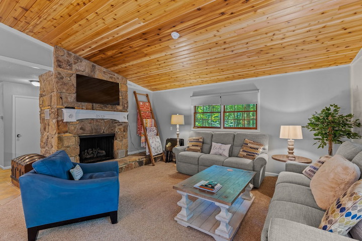 Autumn Ridge, 3/2, Peaceful/ Secluded...1.5 Mi From Highlands And Fast Internet! - Highlands, NC