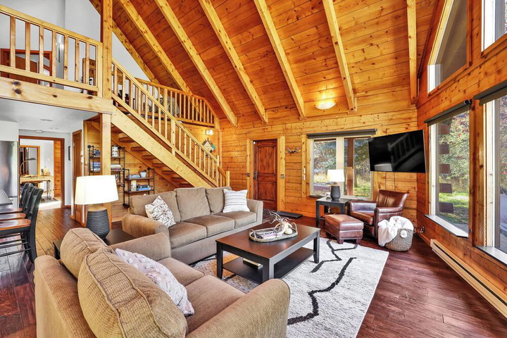 Mccall A-frame On Golf Course, 5 Minutes From Town + Huge Yard, Hot Tub & 7 Beds - McCall, ID