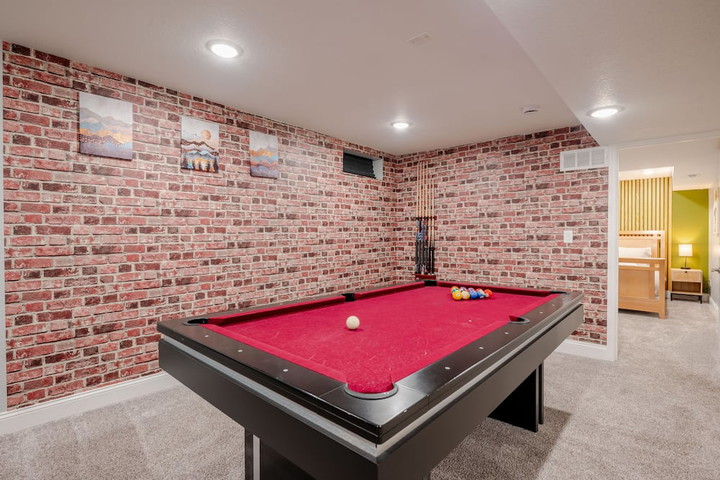5 Br Retreat In Denver With King Beds - Hot Tub - Pool Table - Fire Pit - Denver, CO