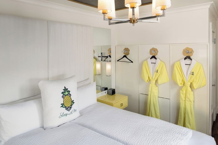 Back Bay King, Staypineapple, Great Location, Restaurant & Bar, Pets - Boston, MA