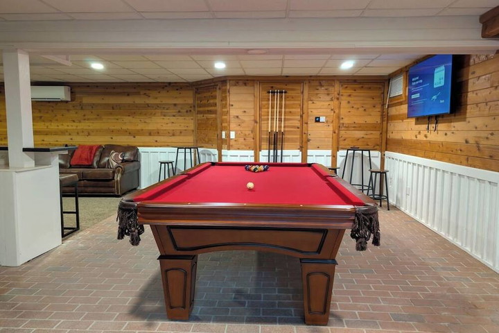 Pool Table Fire Pit Bar King Sleeps 22 - Delaware, OH
