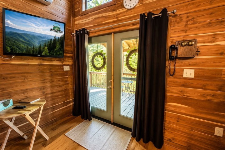 Treehouse By The Creek: Cozy Treetop Nest With A Hot Tub - Maryville, TN