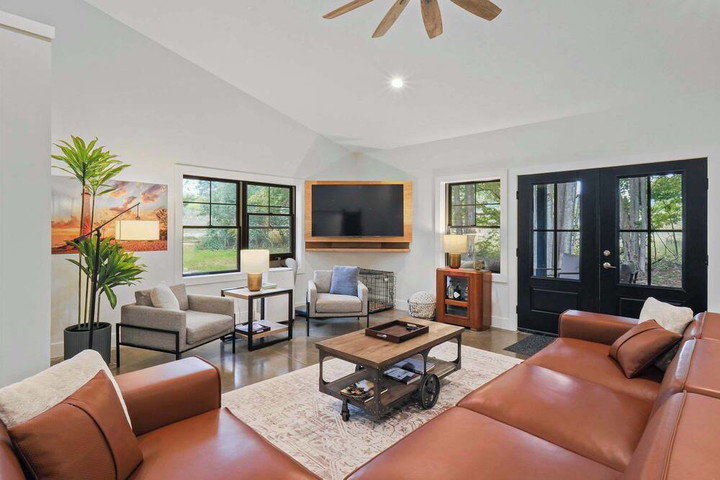Leelanau Day Tripper - Modern Barndominium Retreat | Sauna Bikes Beaches Wineries Sleeps 10 3 Bedrooms 2.5 Bathrooms Pet-friendly - Glen Arbor, MI