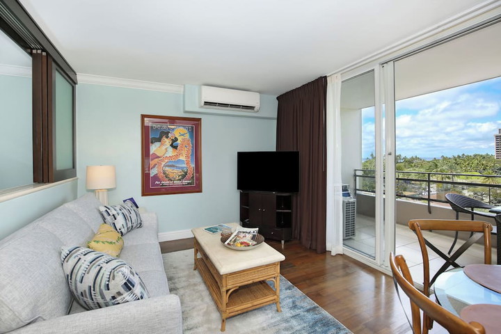 Gorgeous Partial Ocean View In The Heart Of Waikiki! Free Parking & Wi-fi! - Honolulu