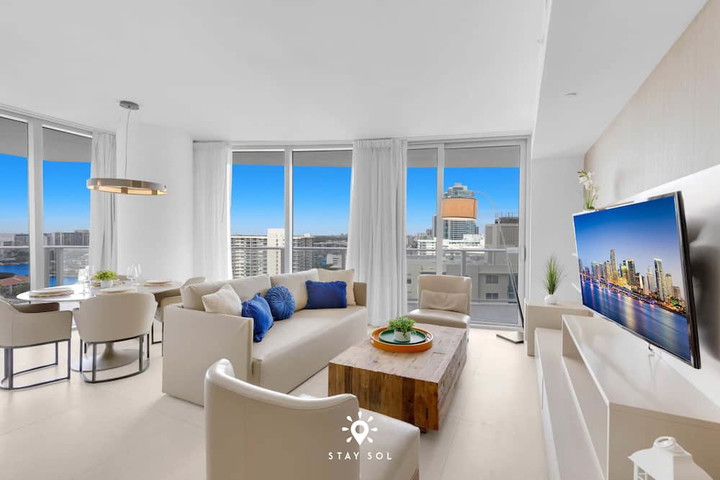 Free Car Parking & 1br Apt W/ Stunning Views - Hallandale Beach, FL