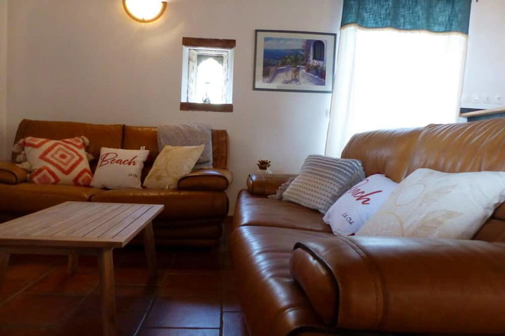 Spacious Restored Cottage With Air Conditioning, Perfect For Families - Auvergne