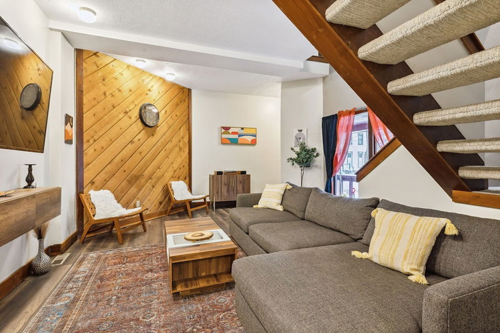 The Redwood Retreat- 5bed/4ba With A Rooftop Deck In The Heart Of Ohio City - Parma, OH