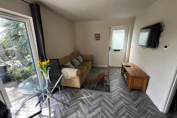 1 Bedroom Garden Flat Set In Grounds Of Victorian Property Close To Centre & Uni - Southampton