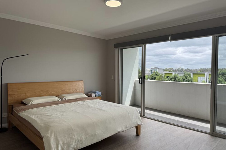 4br 3baths  Walk To Train, Westfield & Sydney International Regatta Centre - Springwood