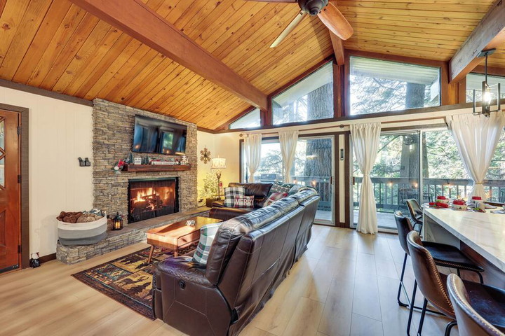 Modern Lake Arrowhead Retreat: 3 Mi To Village - Lake Arrowhead, CA