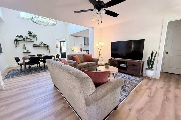 Downtown Stone Retreat - Walk To Shops & Dining - Johnson City, TN