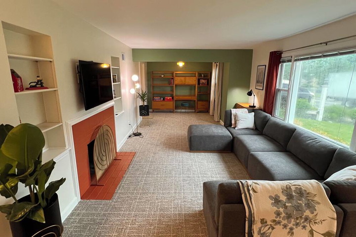 Spacious, Stylish Retreat. Cozy And Quiet. Centrally Located 3 Bed Ranch - Milwaukee