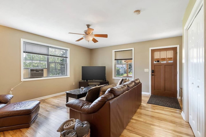 Open Concept /Spacious/ Private /Modern /Hardwoods - Oswego, NY