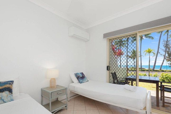 Beachfront Property In Tropical Gardens With Stunning Beachfront Views - Townsville