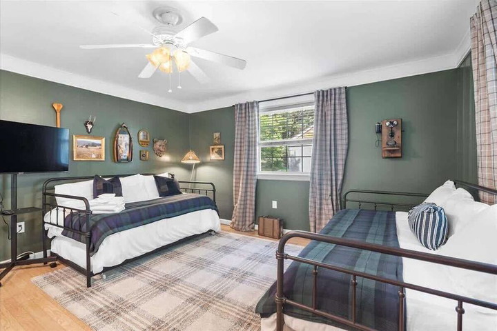 Rock Island Cottage & Hot Tub - Georgia, GA