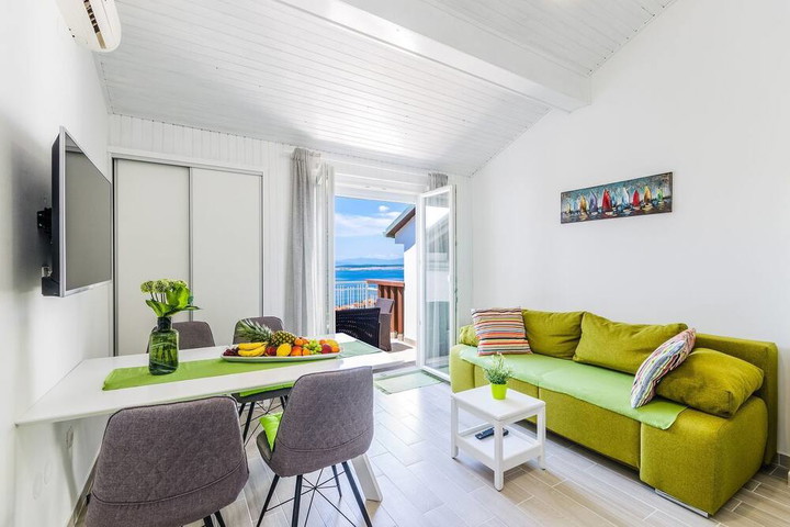 Light-filled Apartment Just 600 Metres From The Sandy Beach With Pool, Gym, Sea View - Crikvenica