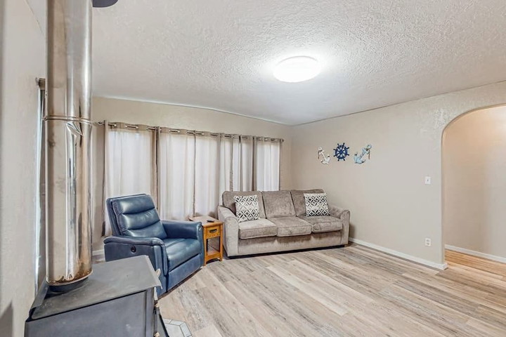 Home Near The Ocean With Wood Stove, Large Yard, Washer&dryer, Streaming, Patio - Coos Bay, OR