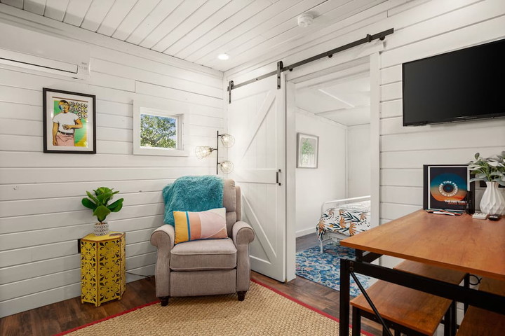 Cabin In Hill Country 1 Bed, 1 Bath W/ Hot Tub, Gym, Sauna, & Cold Plunge - Spicewood, TX