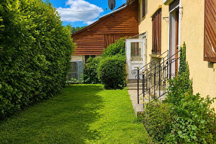 The Pianist's Stove Retreat: A Colorful, Artistic Country House & Garden - Ardennen