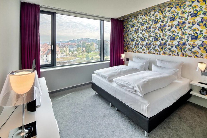 Standardzimmer Gold Mit Panoramafenster Und King Size Boxspringbett - Schwäbisch Gmünd