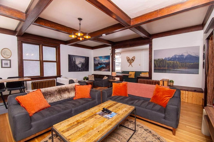 Massive Mountain House In Heart Of Banff-sleeps 23 - Banff, AB, Canada
