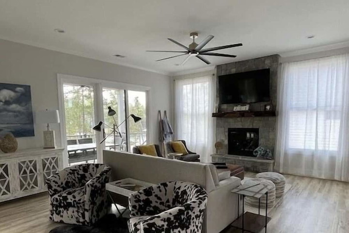 Large 5br Home On Quiet Cove. Pets Welcome. Private Dock. 3 Fireplaces, Firepit. - Seneca