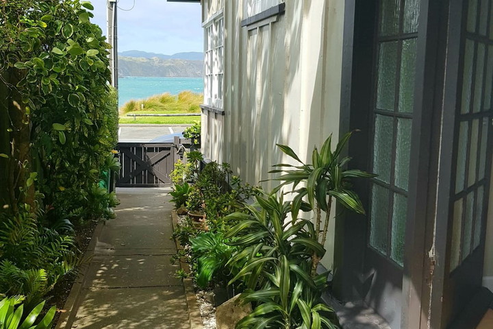 Tiromoana Beachfront Cottage. Worser Bay The Heart Of Wellington"s Film Industry - New Zealand