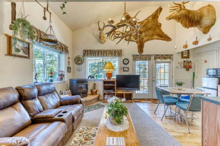 Riverfront Home With Beautiful Water Views, Patio & Fireplace - Coos Bay, OR