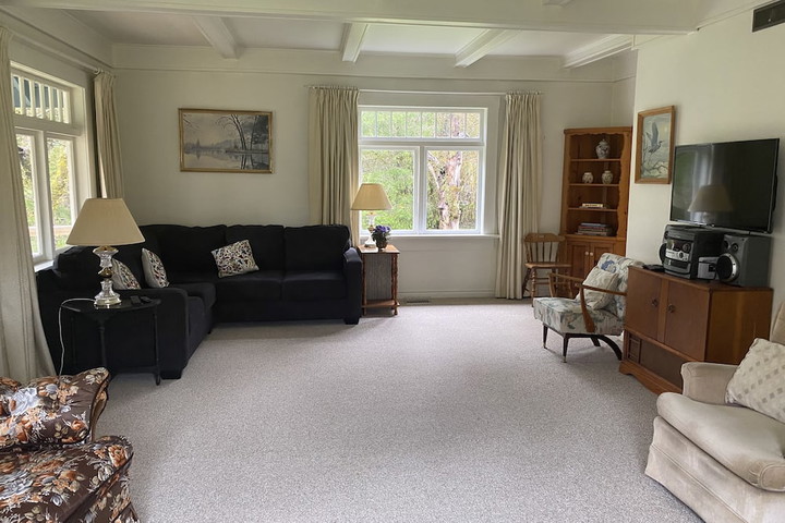 Creekbanks Cottage - A Nature-lover's Retreat - Comox