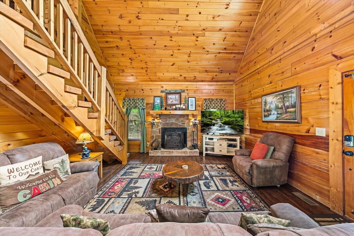 Honey Pine Lodge: Sweet Stays Among The Pines - Sevierville, TN