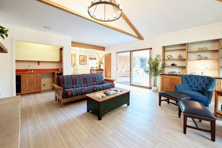 Spacious Sunny Home With 3 Bedrooms, 2 Bathrooms, A Big Fenced Yard Near Downtown, Near Walking Paths, Bridge Over Creek, Park, Pool, Playgrounds, Splash Area, Ymca And Historic Downtown Sheridan All Within Walking Distance. - Sheridan, WY