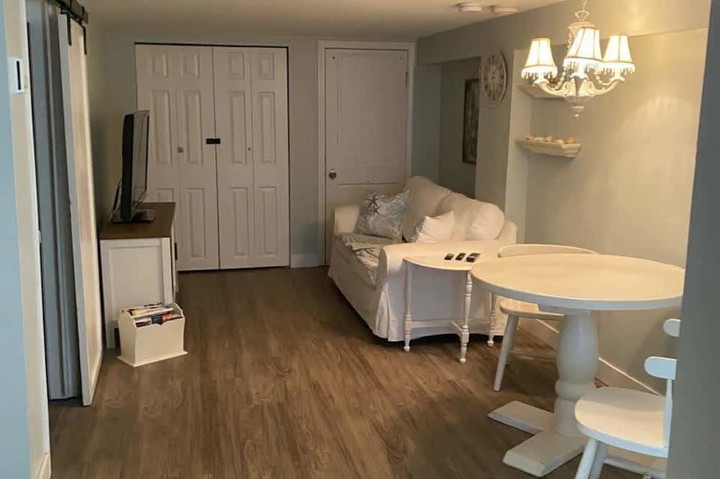 Quaint 1 Bedroom Suite, Victoria, Bc - Saanich