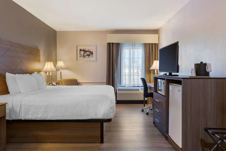 1 King Bed Near Train Museum (1.6 Mi) | Free Self-parking & Breakfast Buffet - Lake Gaston