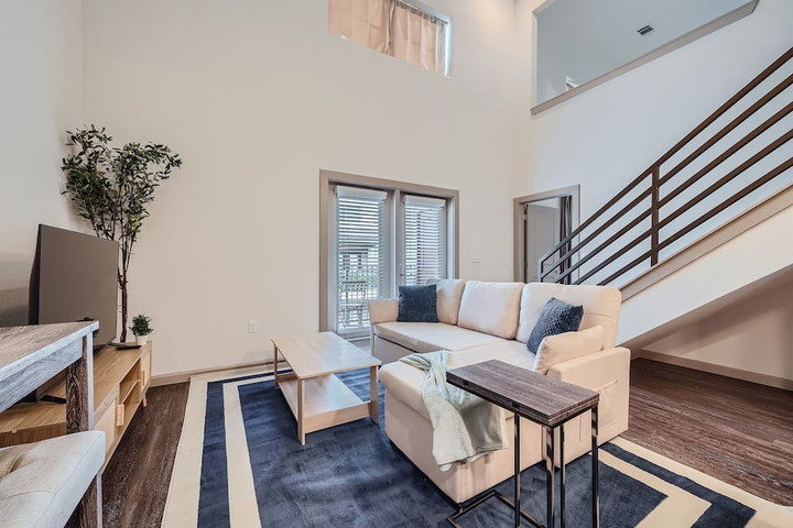 Roomy 2b Loft Getaway | Sleeps 5 | Pool, Gym, Pkg, Pet Wash - Leander, TX