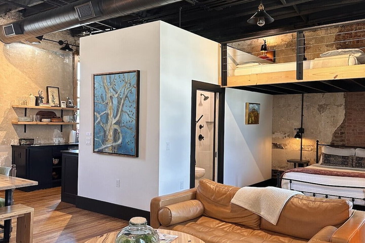 Historic Downtown Loft With Balcony And Kitchen - Heber Springs, AR