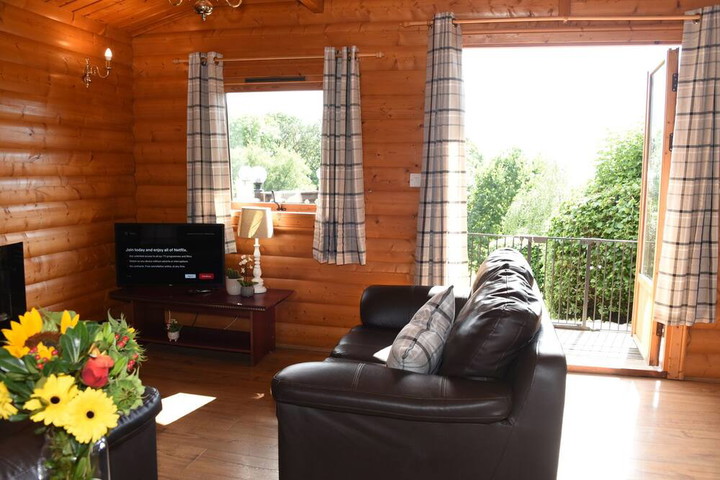 Tawny Owl Lodge, Pet Friendly, With Hot Tub In Rhayader - Rhayader