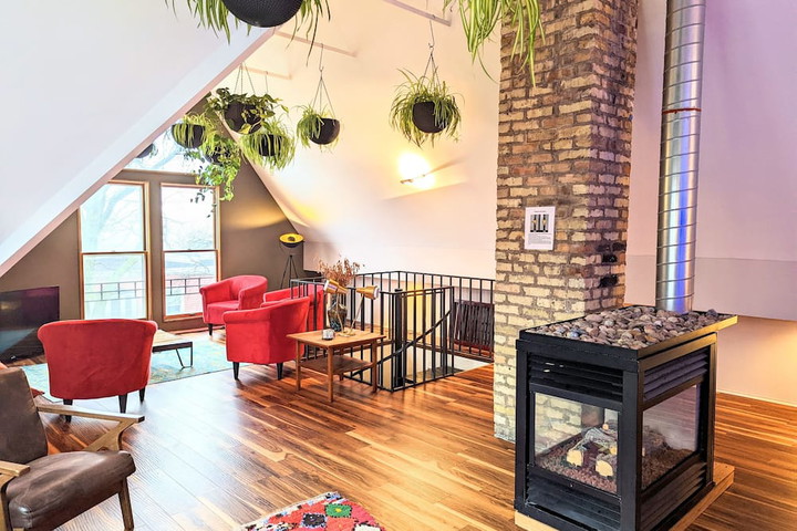Beautiful Bayview 2 Story Loft W/skylights, Wetbar - Oak Creek, WI
