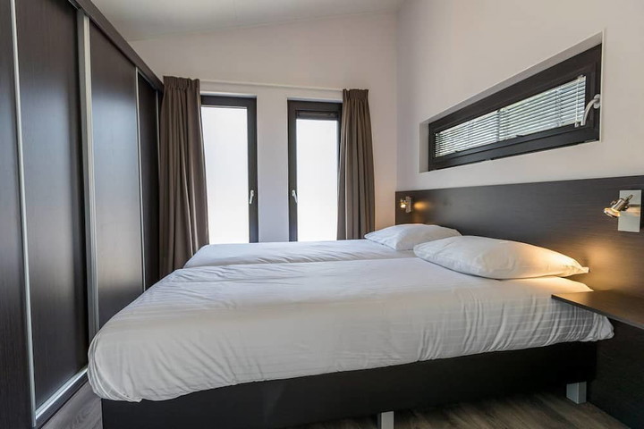 Stijlvolle Lodge Aan De Vijver Met Jacuzzi, Sfeerhaard En Eigen Terras Met Luifel. - Lunteren