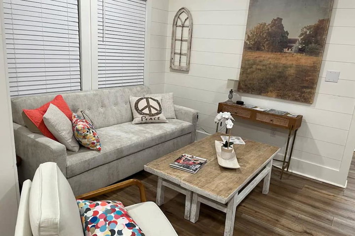 1930's Bungalow Steps Away From Laurel's Historic District! - Laurel, MS