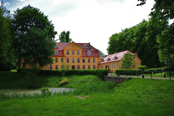Dz Schlossallee - Schloss Lühburg - Mecklenburgische Seenplatte